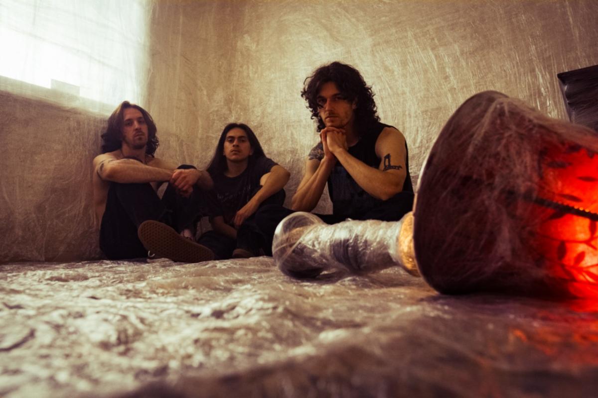 Grunge trio Return to Dust released new video 'Cellophane' • GRIMM Gent