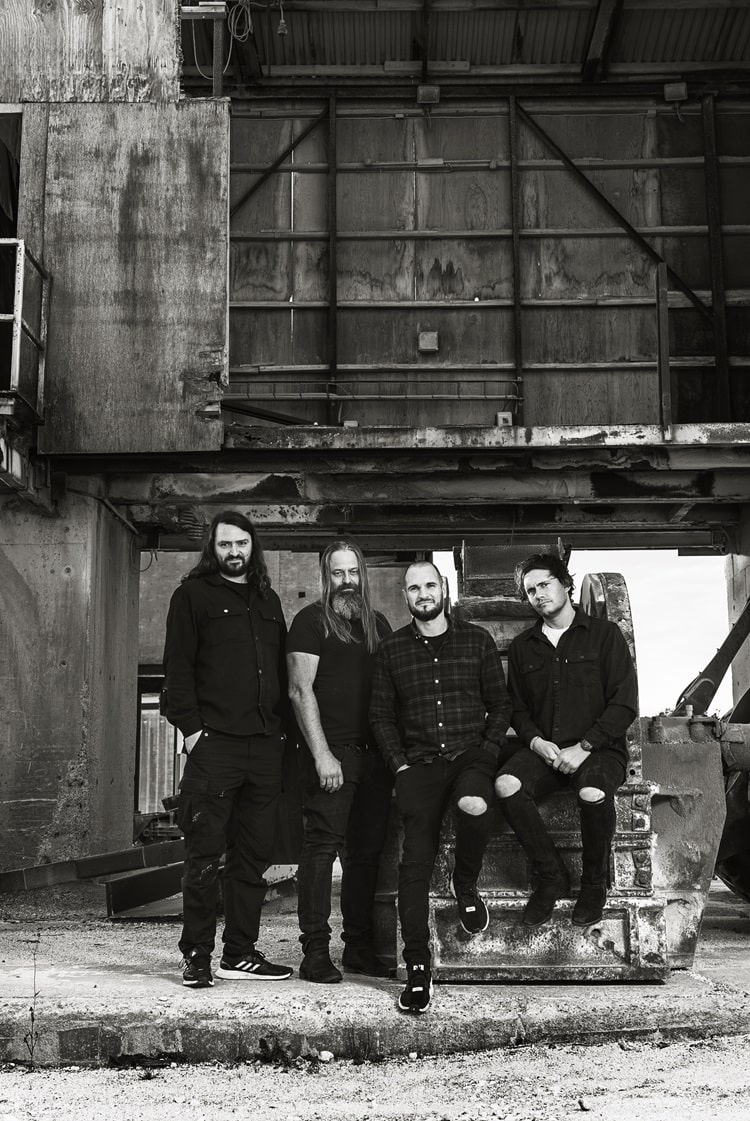 VIDEO PREMIERE: Silvera shows the 'World Behind Doors' • GRIMM Gent